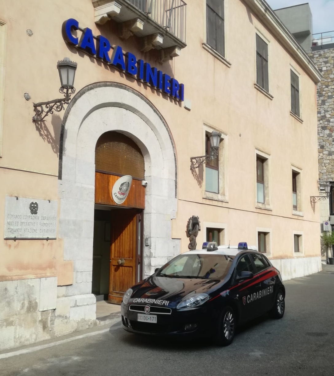 Santa Teresa di Riva: coltiva marijuana in un armadio-serra, 40enne ... Santa Teresa di Riva: coltiva marijuana in un armadio-serra, 40enne ...